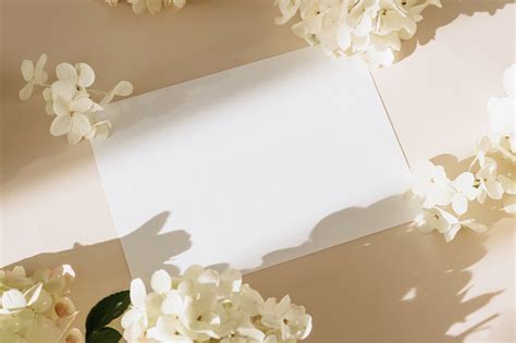 베이지색 파스텔 배경에 수국 꽃이 있는 초대 카드 모형 백서의 빈 템플릿은 브랜딩 및 광고를 위해 모의합니다 평면도 플랫 레이 복사 공간 0명에 대한 스톡 사진 및 기타