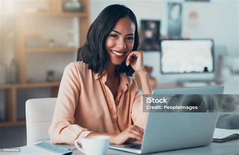 기업가 중소기업 소유자 또는 신생 기업 직원은 회사의 사명과 비전에 동기를 부여받습니다 사무실의 책상에서 노트북으로 일하는 행복한 비즈니스 여성의 초상화 비즈니스에 대한