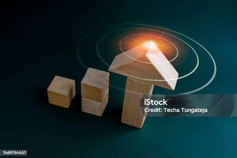 큐브 블록의 화살촉 나무 막대 그래프 차트 단계에 대상 아이콘 기호 진한 파란색 배경 상위 뷰 투자 소득 동향 인플레이션 사업 성장 경제 개선 개념 금융에 대한 스톡 사진