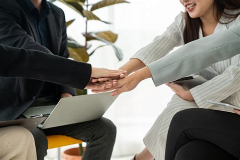 사업가들은 사무실 직장에서 프로젝트 성공을 능숙하게 축하합니다 기업 비즈니스 팀 협업 개념입니다 각도에 대한 스톡 사진 및 기타 이미지 Istock