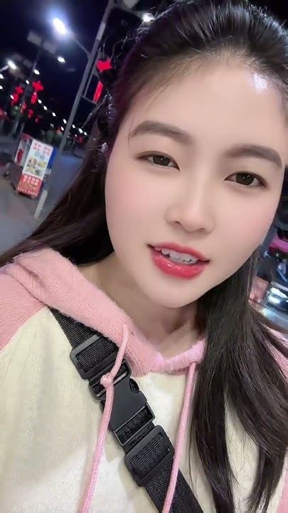 所谓穷在闹市无人问，富在深山有远亲，有钱有酒多兄弟，急难何曾见一人。现在的人都很现实，没有钱，你拿什么维持你的亲情，拿什么稳固你的爱情，又要拿