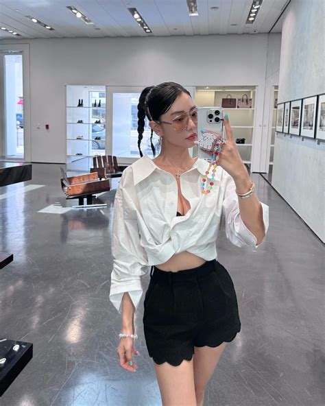 속옷 보이도록 단추 풀고 클라라 반박 불가 섹시의 화신 헤럴드 Pop