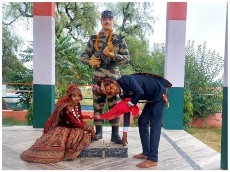 देशभक्ति हो तो इस दुल्हन जैसी शादी के बाद पति संग मंदिर से पहले पहुंची शहीद स्‍मारक लिया
