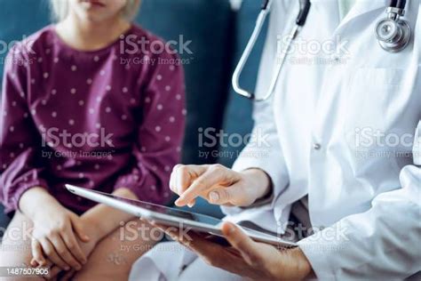 집에서 의사 여자와 아이 환자 소아과 의사는 태블릿 컴퓨터를 사용하여 닫습니다 의학 의료 개념 6 7 살에 대한 스톡 사진 및 기타 이미지 Istock
