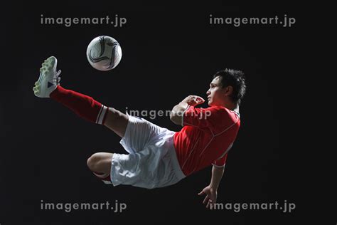 ボレーシュートをするサッカー選手の写真素材 [129061195] イメージマート