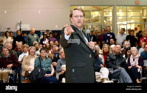 People Squeezed Into A Room Hi Res Stock Photography And Images Alamy