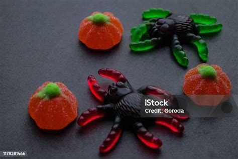 검은 배경에 녹색과 빨간색 다리와 호박 거대한 검은 거미의 형태로 젤리 사탕의 닫습니다 달콤한 헬로웬 트릭 또는 치료 개념 0명에 대한 스톡 사진 및 기타 이미지 Istock