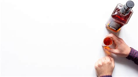 그의 손에 알코올 한 잔을 들고 텍스트 장소와 흰색 배경에 알코올 중독에 대한 주먹 개념 의지력 싸움에 다른 손을 움켜 가장자리에 대한 스톡 사진 및 기타 이미지 Istock