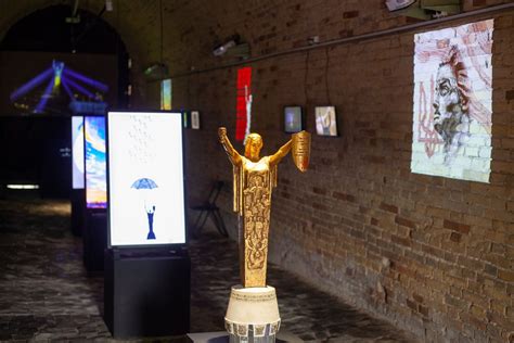 Голова путіна замість щита у Києві відкрилася виставка про Батьківщину мати Вечірній Київ