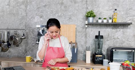 온라인 판매 배달을 위해 과일 타르트를 만드는 아시아 여성 노트북 컴퓨터와 휴대 전화에서 일하는 여성 중소기업 빵집 주인