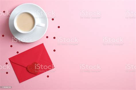 분홍색 배경에 러브 레터와 커피 컵과 빨간 종이 봉투 플랫 레이 상단 보기 복사 공간 발렌타인 데이 컨셉 0명에 대한 스톡 사진 및 기타 이미지 Istock