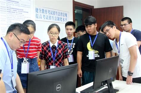 上海考生代表参观高招录取现场教育新民网
