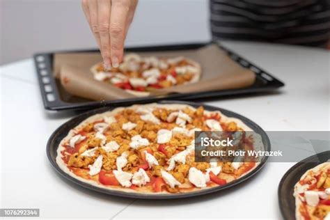 가정 부엌에서 맛 있는 피자를 준비 합니다 레이아웃 하 고 식탁에 피자 반죽을 장식 밝은 배경 개념에 대한 스톡 사진 및 기타 이미지 Istock