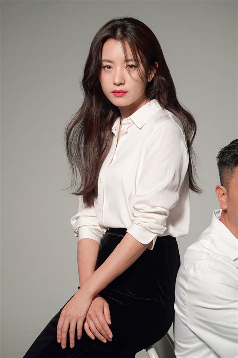 공개된 화보 비하인드에서 한효주는 카리스마 넘치는 눈빛과 시선을 집중하게 만드는 아름다운 모습으로 시선을 압도했다 한효주는 무빙에서 안기부 최연소 엘리트 요원에서부터