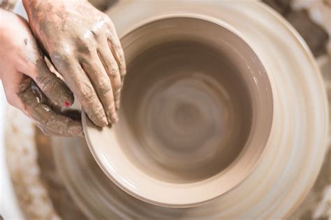 근접 한 여성 손이 예술 스튜디오에서 도자기 바퀴에 도자기 만들기 여자에 대한 스톡 사진 및 기타 이미지 여자 여자만 인간 손 Istock
