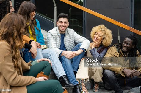 다양한 민족의 미소와 웃음 사람들 도시에서 즐거운 친구의 그룹 단체에 대한 스톡 사진 및 기타 이미지 단체 대학교 대학생 Istock