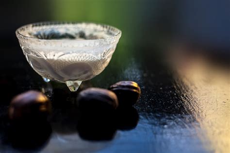 생 육두구 향신료 또는 Jaifal와 함께 유리 그릇에 나무 표면에 육두구 얼굴 마스크 가꿔주기에 대한 스톡 사진 및 기타 이미지 가꿔주기 각질제거 건강관리와 의술