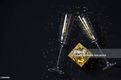 선물 상자와 두 개의 안경 축제 검은 배경에 황금 색종이 축제 크리스마스 새해 개념 공간을 복사합니다 12월에 대한 스톡 사진 및 기타 이미지 Istock