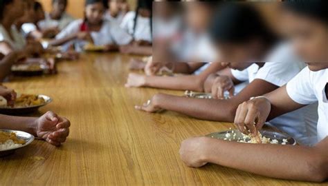 විදුහල්පතිනිය පාසල් දරුවන්ට කෑම නොදී විදුහල්පති සැමියාගේ උපන්දිනය සමරලා Rata Lk