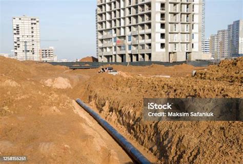 건설 현장에 외부 하수 시스템을 배치하기위한 트렌치플라스틱 하수도 파이프 다층 건물을 위한 위생 배수 시스템 민간 인프라 파이프 수도 및 폭풍 하수구 건설 산업에 대한 스톡