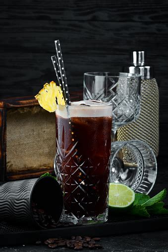 쿠바 리브레 또는 롱 아일랜드 아이스 티 칵테일 강한 음료 0명에 대한 스톡 사진 및 기타 이미지 0명 갈색 긴 Istock