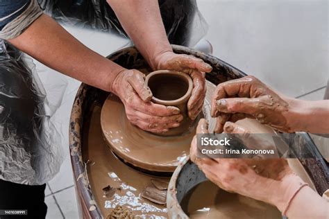 도자기 훈련 수업에서 도공의 바퀴에 찰흙 꽃병을 조각하는 고위 여성과 소녀의 손 도자기에 대한 스톡 사진 및 기타 이미지 도자기 교육 강좌 학습 Istock