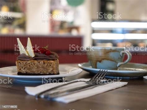 맛있는 라떼 커피와 치즈 케이크를 테이블에 올려 놓으십시오 0명에 대한 스톡 사진 및 기타 이미지 0명 건강한 식생활