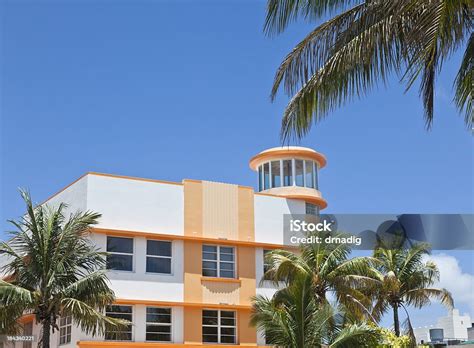 마이애미 사우스 비치의 아르데코 건물 손바닥 빛나는 하늘 아래 아트 데코 지구 마이애미에 대한 스톡 사진 및 기타 이미지 아트 데코 지구 마이애미 마이애미 아르데코