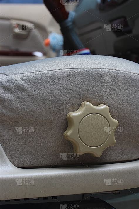 按钮位置用于调整座椅位置。