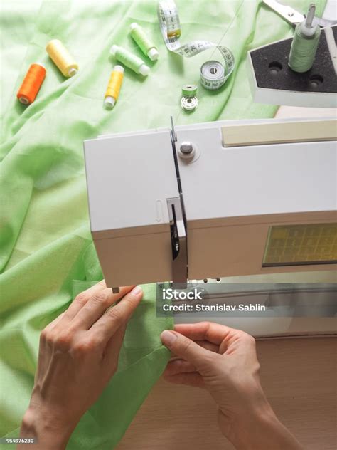 봉 제 기계 봉 제 과정 클로즈업입니다 직장에서 개인 워크숍에서 산업 봉 제 기계 갈고리 발톱에 대한 스톡 사진 및 기타 이미지 갈고리 발톱 강철 금속 Istock