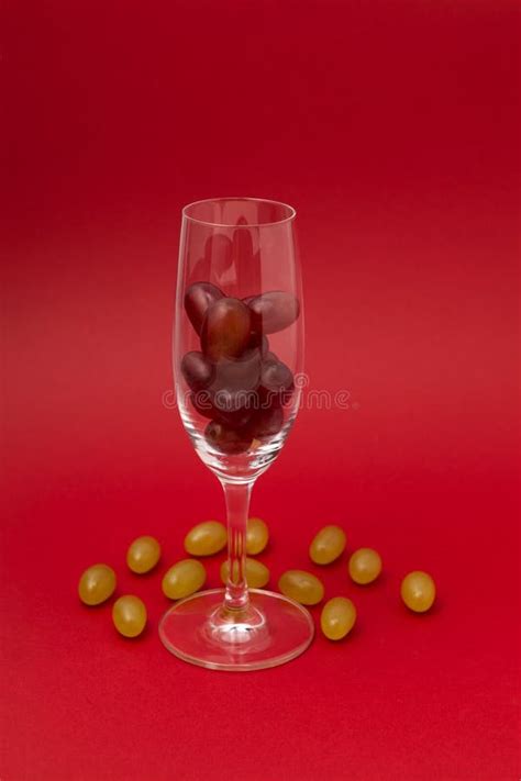 12颗葡萄酒杯 西班牙传统午夜时分吃十二颗12粒浆果 圣诞节 库存图片 图片 包括有 愉快 滑稽 229874611