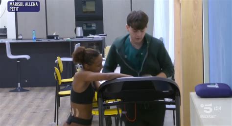 Petit Ancora A Lezione Da Marisol Sono Prossimi Al Bacio