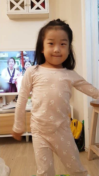 유주 어렸을때 풍요속 빈곤 노래랑 춤이랑 딱이네~ Youtube