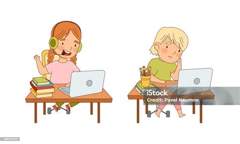 귀여운 어린 소년과 집에서 온라인으로 공부하는 소녀 온라인 교육 및 E러닝 만화 벡터 일러스트레이션 격리에 대한 스톡 벡터 아트