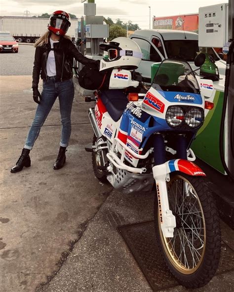 С удивлением узнал что эротика это когда женщина обнажена А порнография это когда женщина