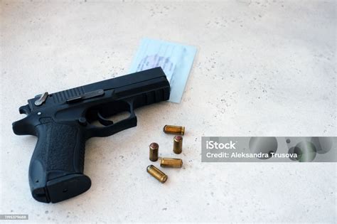 무기와 탄약 문서를 구입했습니다 문서 의 전체 세트와 9mm 배럴의 구입 개념에 대한 스톡 사진 및 기타 이미지 개념 권총 금속 Istock