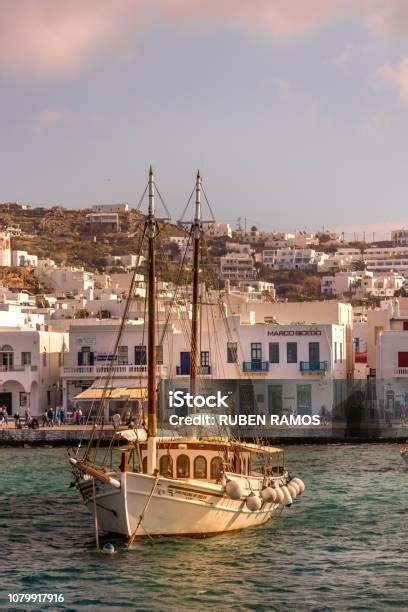 목조 범선 그리고 미코노스 그리스의 배경에서 도시 워터 프론트 0명에 대한 스톡 사진 및 기타 이미지 0명 건축 그리스 Istock