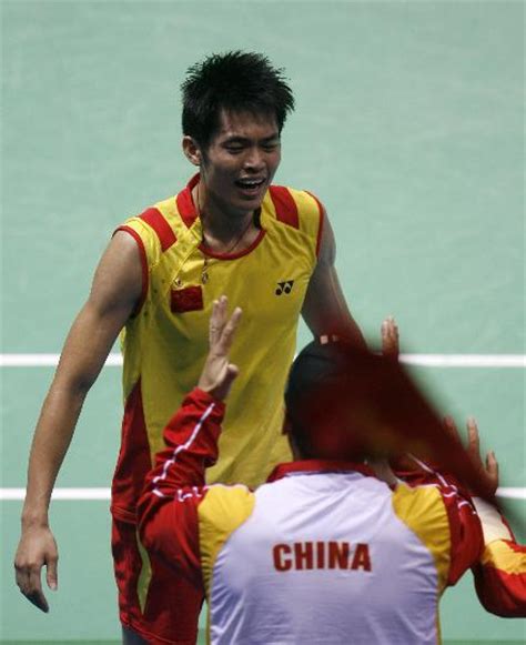 图文 羽毛球男单林丹夺金 林丹与教练庆祝胜利羽毛球2008奥运站新浪网