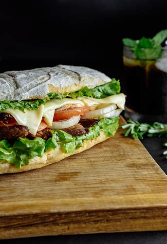 큰 샌드위치와 음료 칵테일 거리 음식 패스트 푸드 쇠고기와 함께 수 제 햄버거 나무 테이블에 치즈 몸매 이미지입니다 0명에 대한 스톡 사진 및 기타 이미지 Istock