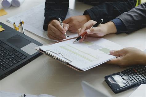 회사의 업무 진행 상황을 나타내는 재무 수치를 분석하는 비즈니스 고문 사진 Unsplash의 페이지 이미지