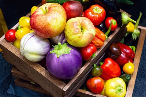 나무 상자에 담긴 다양한 과일과 채소가 있습니다 잘 익은 사과 토마토 고추 다양한 가지 자신의 정원에서 신선한 과일과 채소 0명에 대한 스톡 사진 및 기타 이미지 Istock