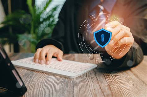 방패와 자물쇠 상징을 가진 디지털 방식으로 안전 개념 사업 개념 네트워크 보안에 대한 스톡 사진 및 기타 이미지 네트워크 보안 데이터 몸짓 Istock