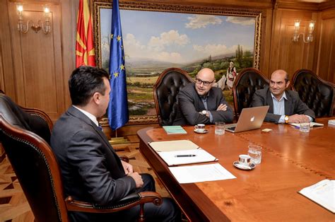 Премиерот Заев на средба со директорот на Европската младинска картичка • Webohrid