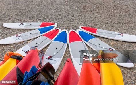 해변에서 Sup 보드와 카약 대여 장소 서핑 보드 해변에 많은 다른 서핑 보드 수상 스포츠 행복 활동적인 여름 휴가 임대 할 준비가 스탠드 업 패들 보드의 행 0명에 대한