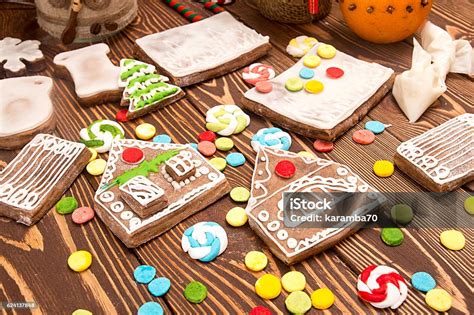 창조 크리스마스 진저 브레드 하우스 진의 여러 가지 색깔 부분 겨울에 대한 스톡 사진 및 기타 이미지 겨울 귀여운 기원 Istock