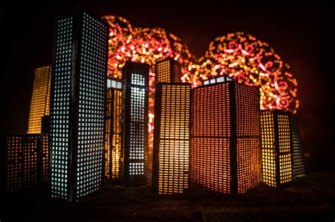 밤에 빛나는 작은 도시 건물과 창조적 인 작품 테이블 장식 현대 도시 건물 밝은 빛나는 조명 고급 스러운 여행 및 관광 컨셉 0명에 대한 스톡 사진 및 기타 이미지 Istock