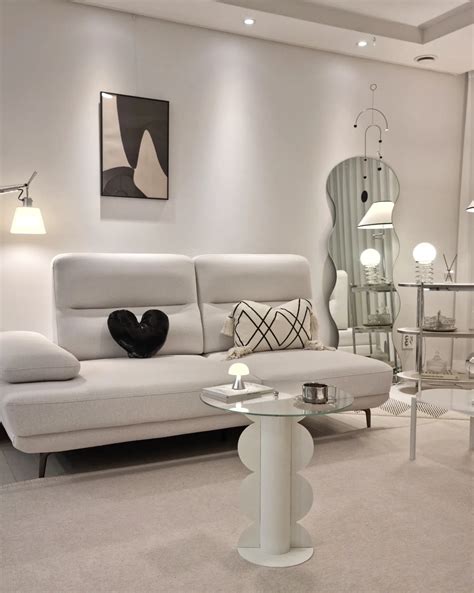 Ijuyeon157 집꾸미기 홈스타일링 인테리어 제품제공원래 밤사진은 잘 안찍게 되는데 귀여운 테이블 덕분에 찰칵찰칵