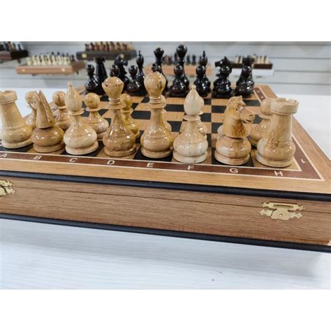 Шахматы подарочные в ларце из дуба с фигурами из карельской березы