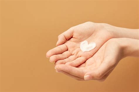 회복을 위한 리바이탈라이징 핸드크림 보습 로션을 바르는 젊은 여성 복사 공간 닫기 베이지색 배경 건강관리와 의술에 대한 스톡 사진 및 기타 이미지 Istock