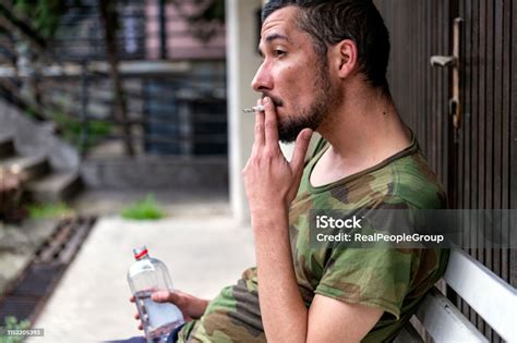 젊은 슬픈 음주 남자 마시는 Votka와 알코올 느낌 낭비 외로운 고 고통 및 정서적 스트레스에 절망 사람과 알코올 남용 중독과